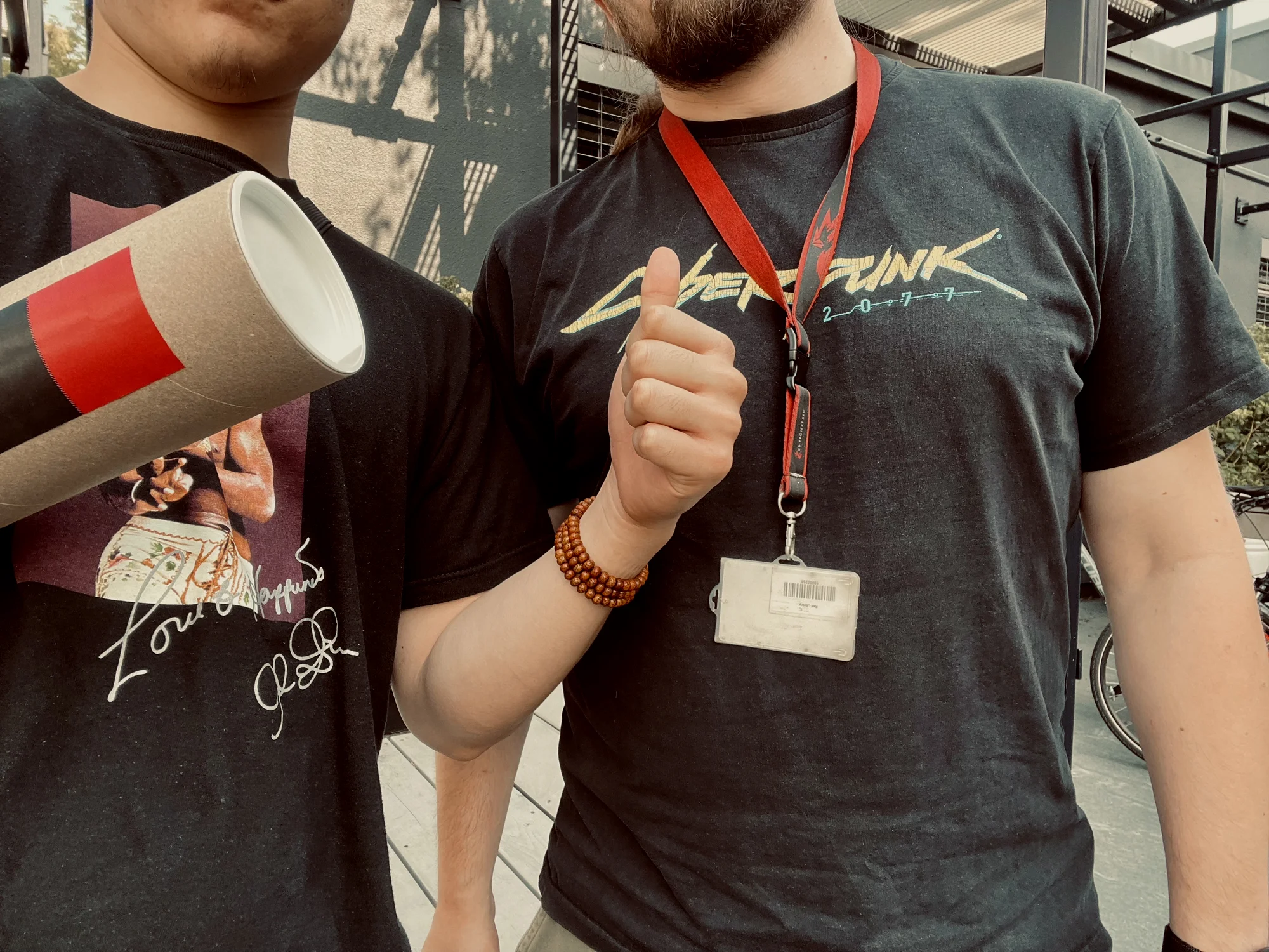 来到波兰华沙的CDPR总部！能参观的部分是公司一楼的接待处，门口摆了一个杰洛特的雕像一个V的雕像，然... | 机组 | 机核 GCORES