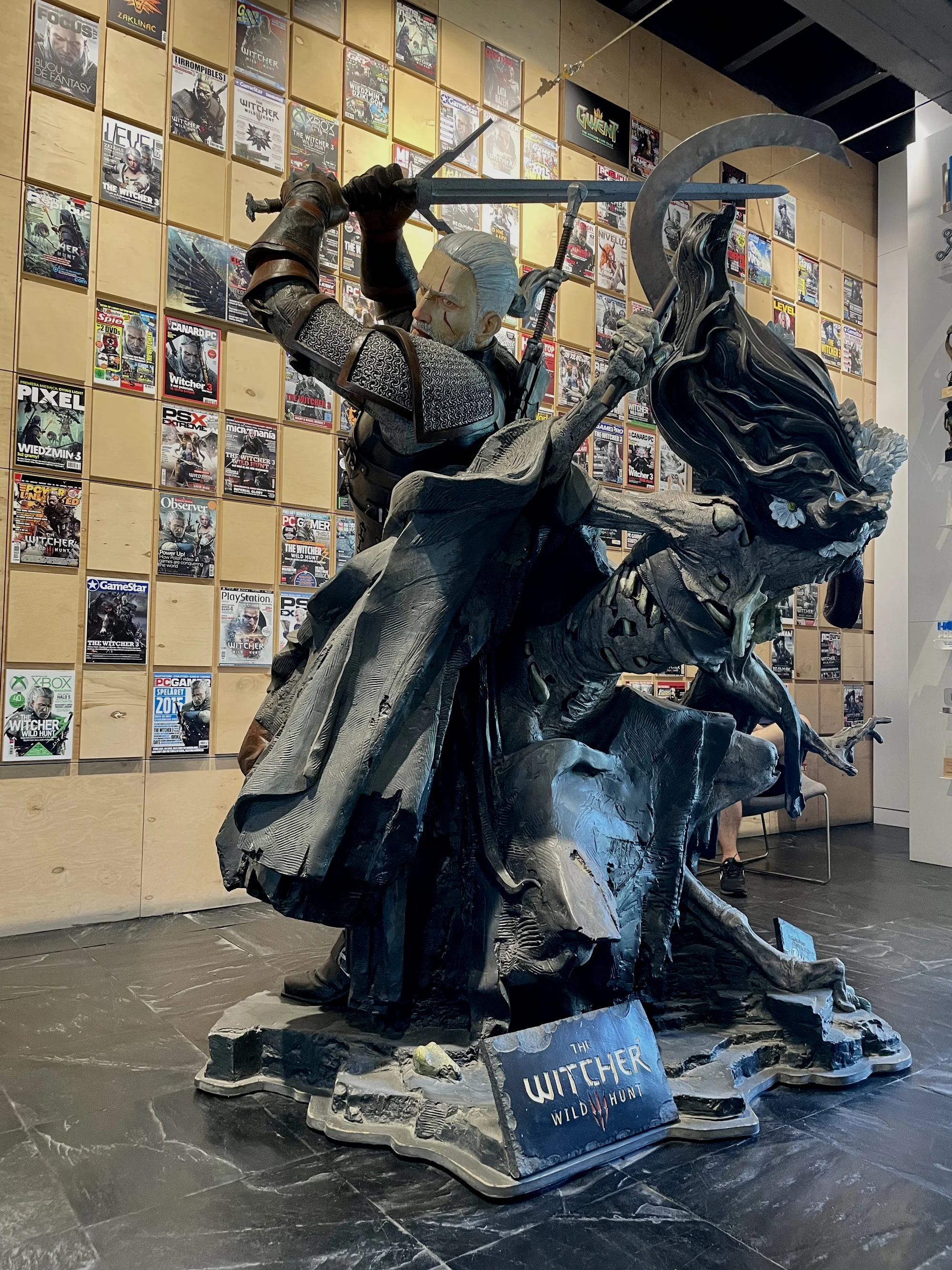 来到波兰华沙的CDPR总部！能参观的部分是公司一楼的接待处，门口摆了一个杰洛特的雕像一个V的雕像，然... | 机组 | 机核 GCORES